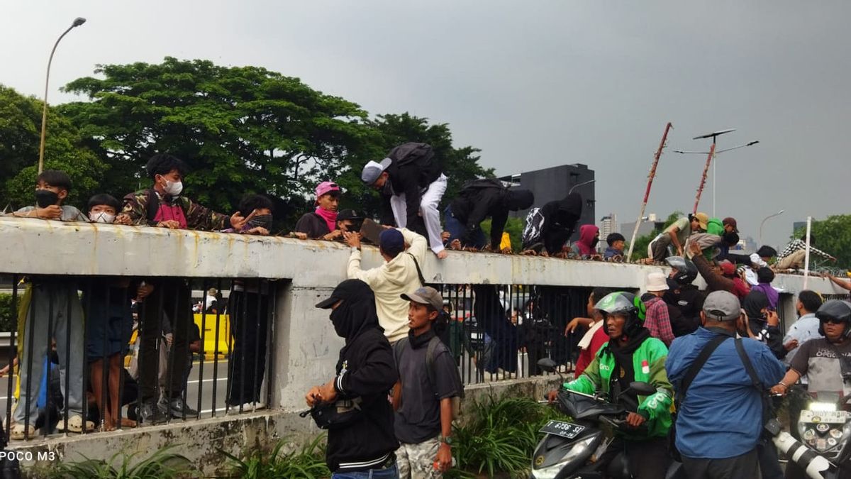 Depan Gedung DPR RI Hujan, Massa Kian Membludak Melompati Pagar Tol ...