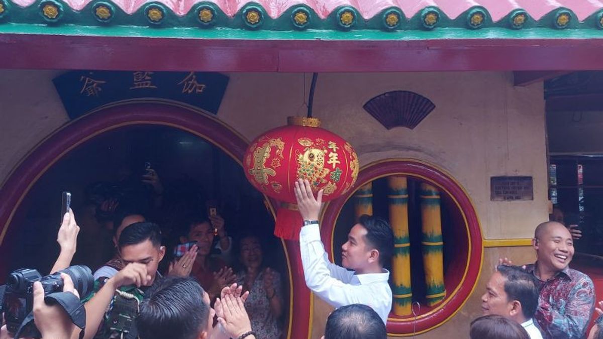 Wapres Gibran Sempatkan Pasang Lampion saat Kunjungi Vihara Boen Tek ...