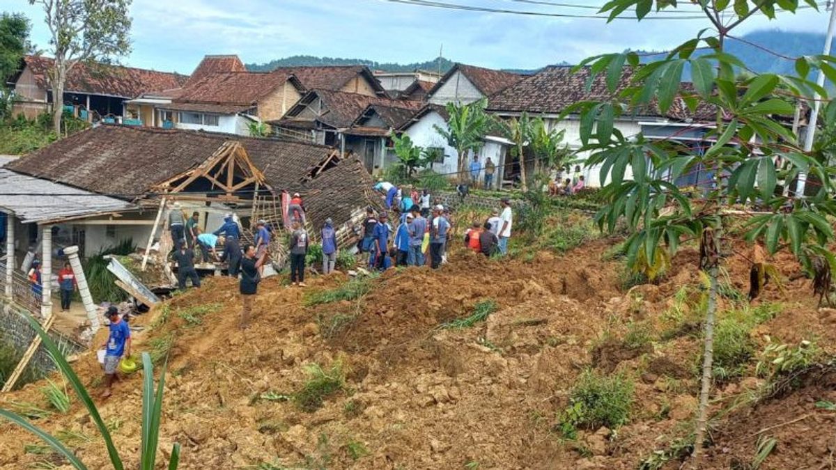 Cliff As High As 10 Meters Longsor In Ponorogo, Heavy Equipment Wait ...