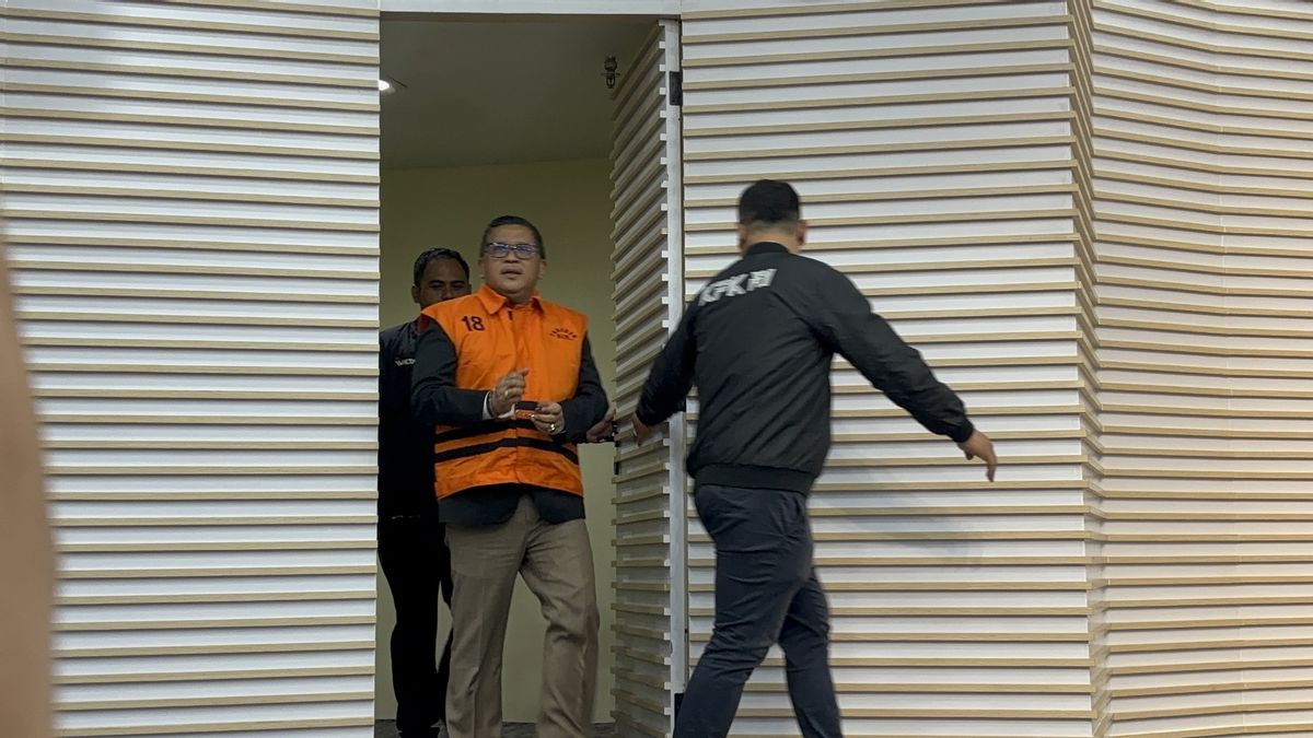 Ditampilkan Pakai Rompi Oranye Tahanan KPK dengan Tangan Diborgol ... Ditampilkan Pakai Rompi Oranye Tahanan KPK dengan Tangan Diborgol ...