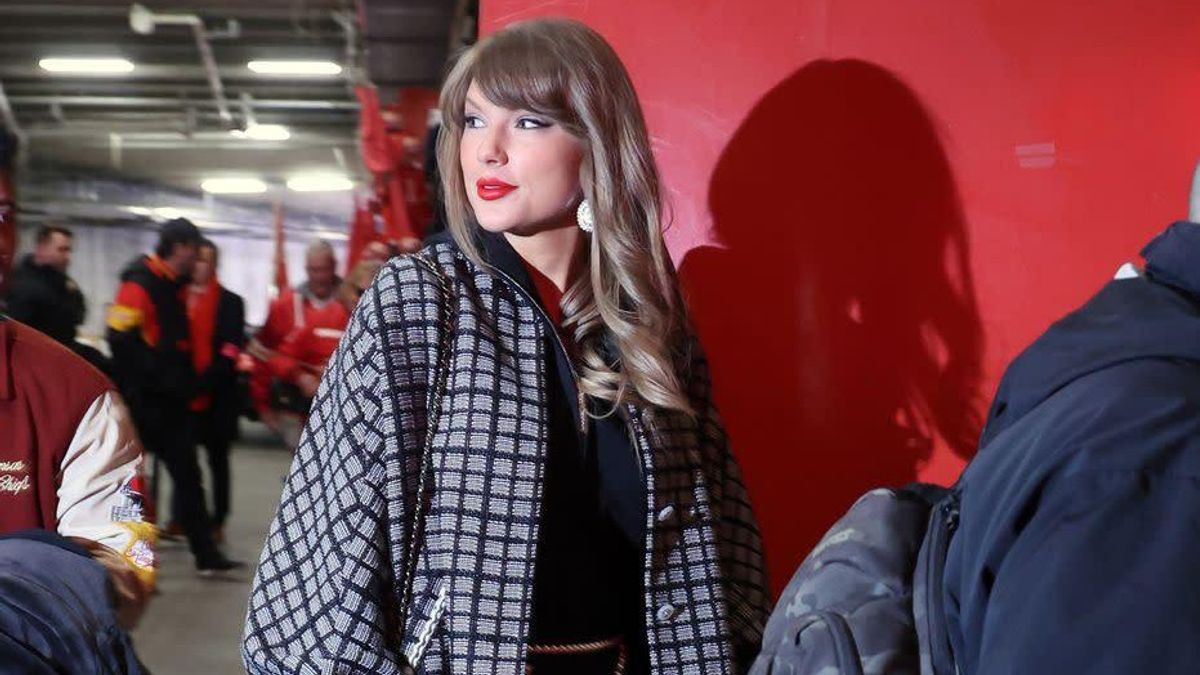 Fashionable Portrait Taylor Swift Attends Travis Kelce's Match