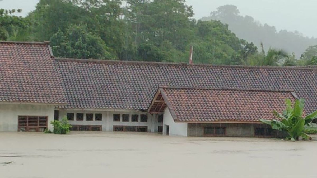 Pemkab Cianjur Relokasi 1 SD Rusak Berat Terdampak Pergerakan Tanah Pemkab Cianjur Relokasi 1 SD Rusak Berat Terdampak Pergerakan Tanah