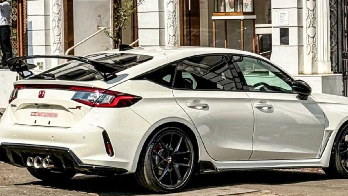 Honda Civic Type R Recently Steals Attention To Red Number Plates