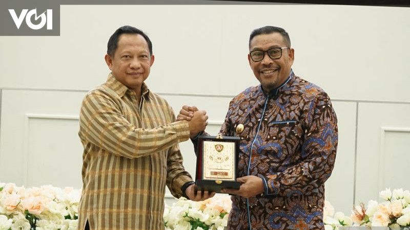Jokowi Tunjuk Mendagri Tito Karnavian sebagai Plt Menko Polhukam ... Jokowi Tunjuk Mendagri Tito Karnavian sebagai Plt Menko Polhukam ...