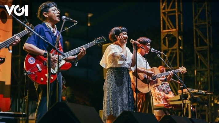 When White Shoes & The Couples Company Performs Old Songs In The Irama ...