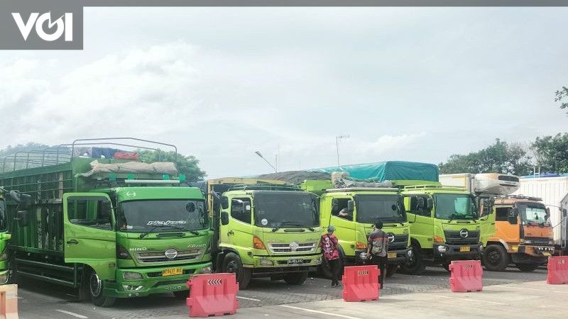 Kendaraan Menumpuk di Kantong Parkir Pelabuhan Bakauheni Imbas Tertahan ... Kendaraan Menumpuk di Kantong Parkir Pelabuhan Bakauheni Imbas Tertahan ...